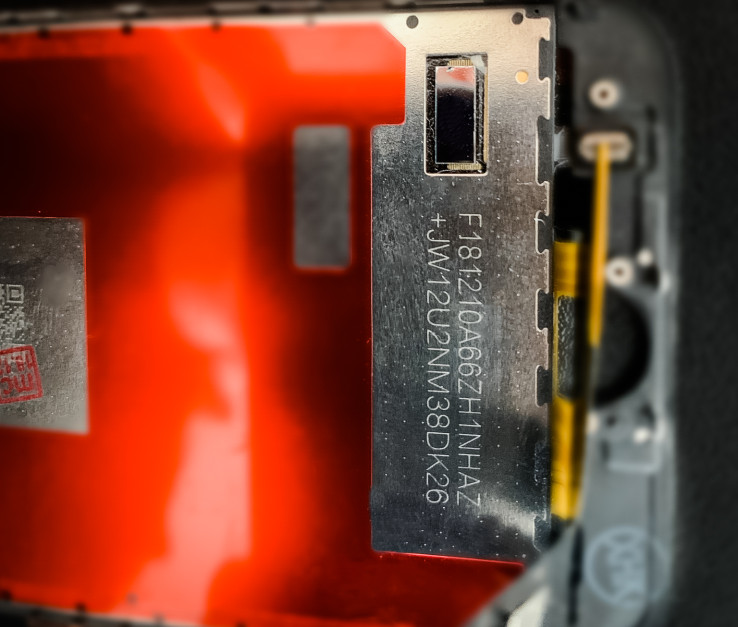 Labeling of sensitive components without mechanical stress | justlaser.com